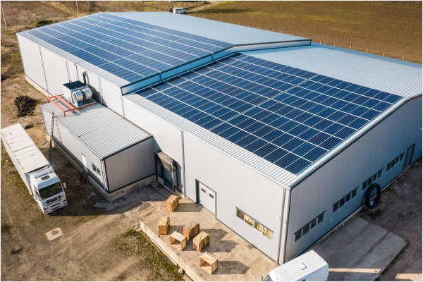 De ce sa montezi panouri fotovoltaice in depozite si hale? - Zonetec Solar